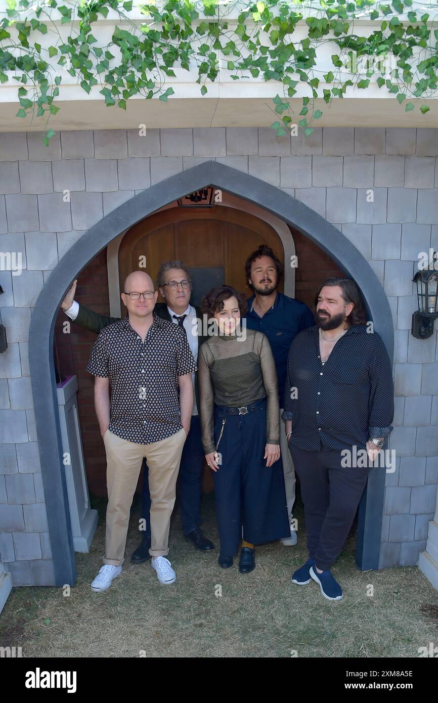 Mark Proksch, Paul Simms, Kristen Schaal, Kayvan Novak und Matt Berry ...