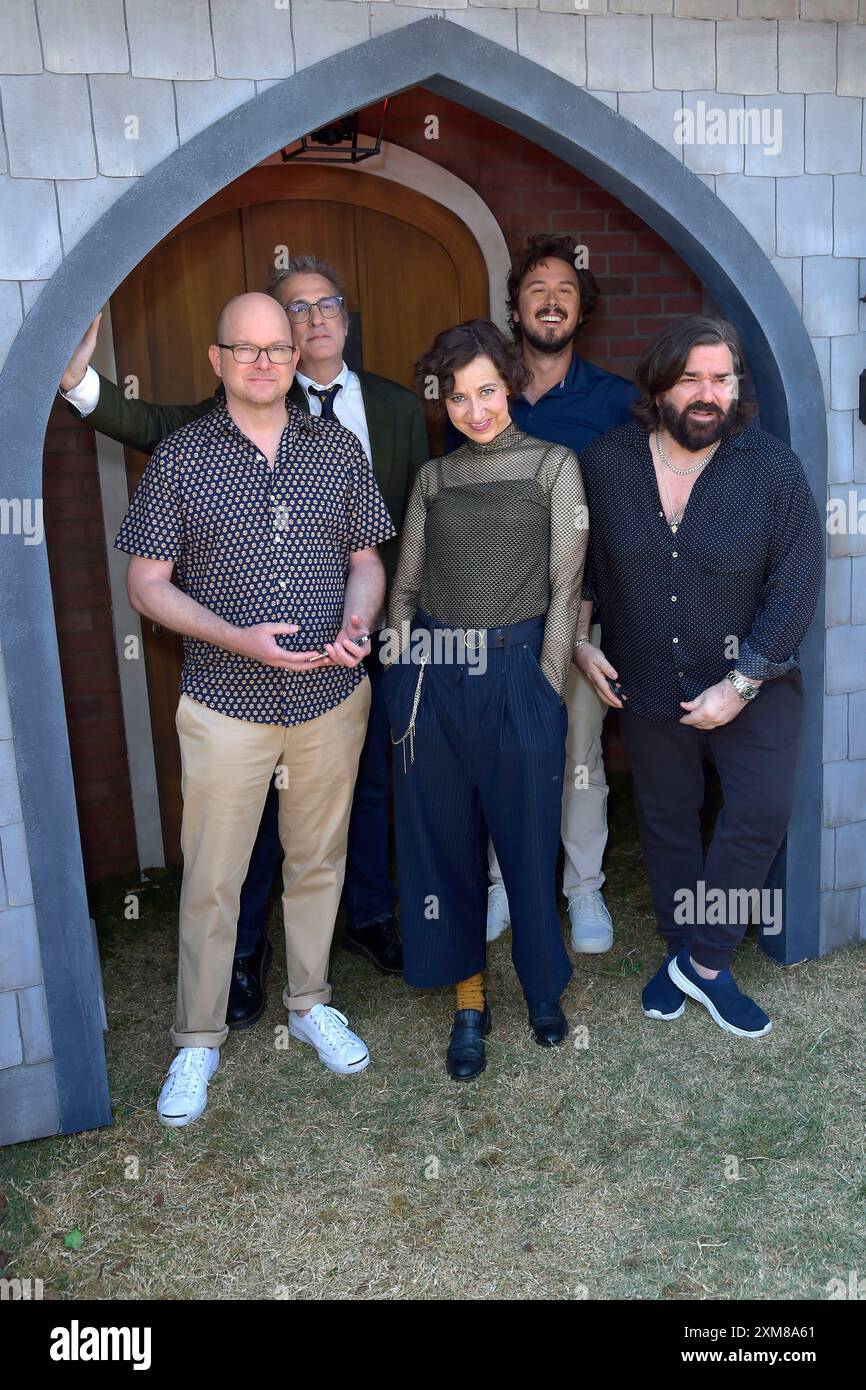 Mark Proksch, Paul Simms, Kristen Schaal, Kayvan Novak und Matt Berry ...