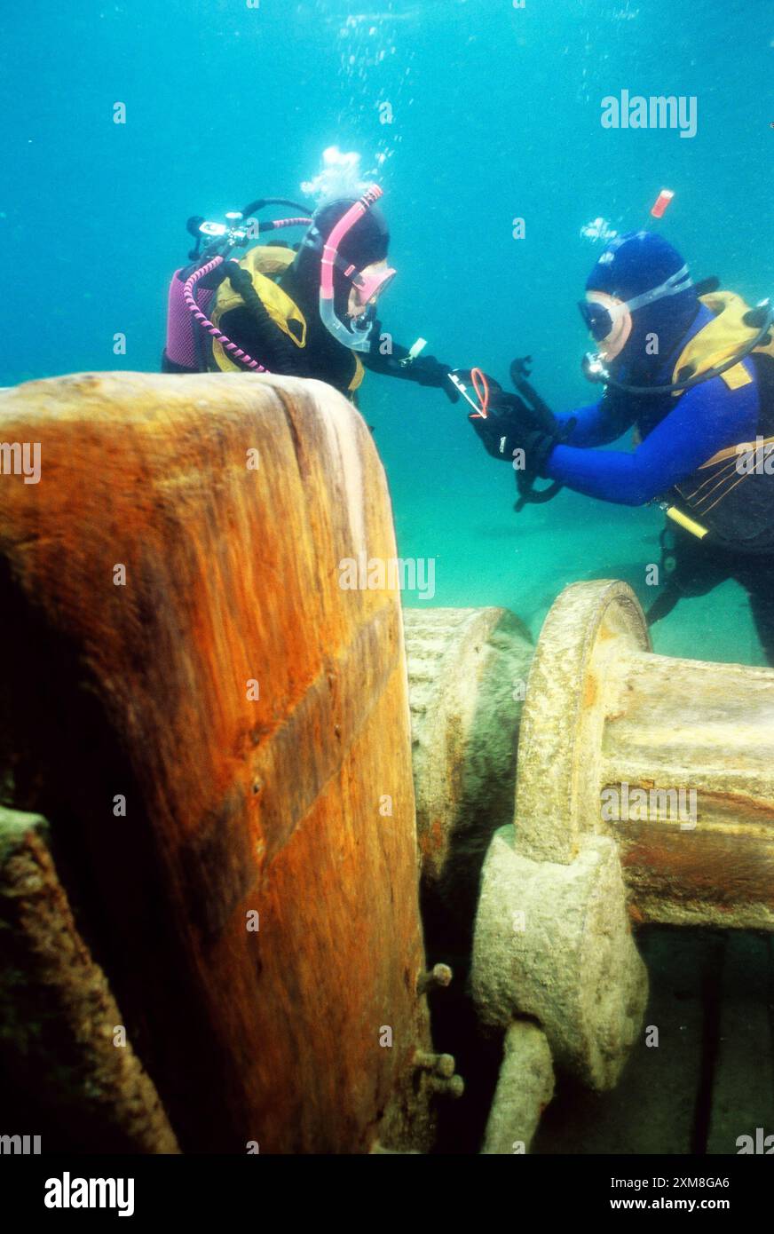 Sweepstakes Shipwreck, divers at the windlass, Tobermory, Ontario ...