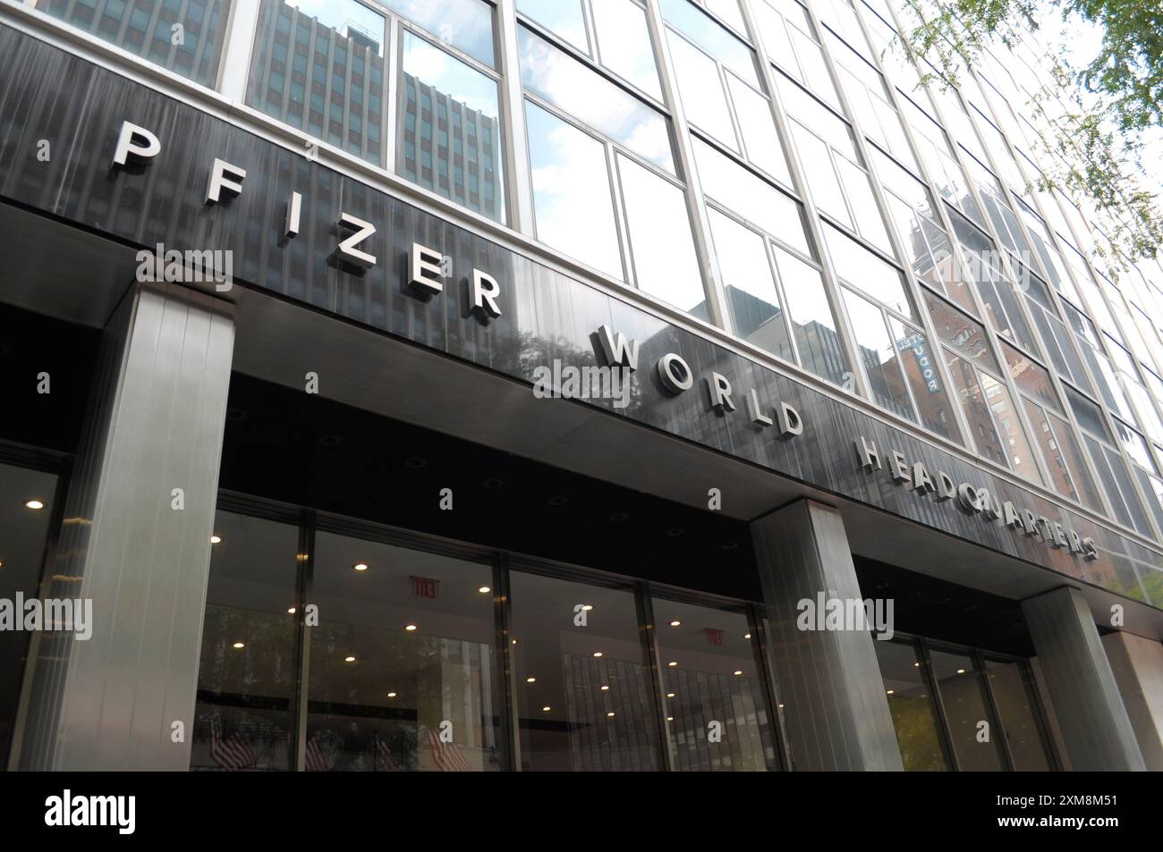 Pfizer headquarters new york city hi-res stock photography and images ...