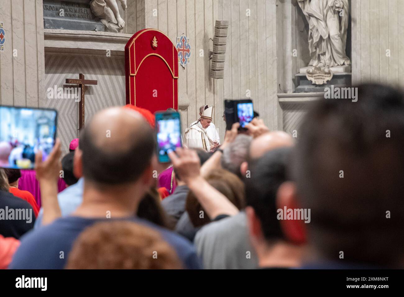 Pope francis speech basilica hi-res stock photography and images - Alamy
