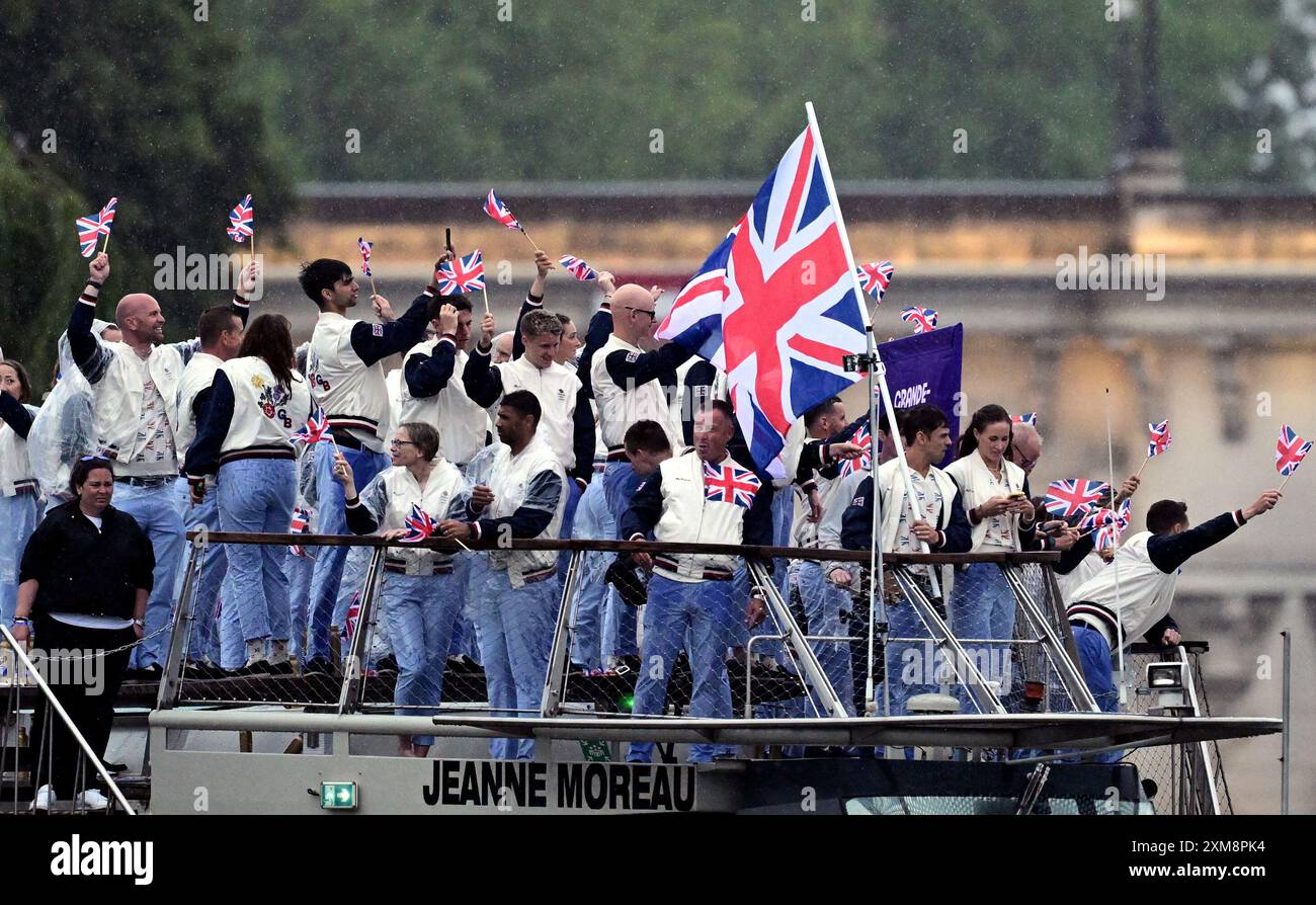 Great Britain flag bearers Tom Daley and Helen Glover and the Great ...
