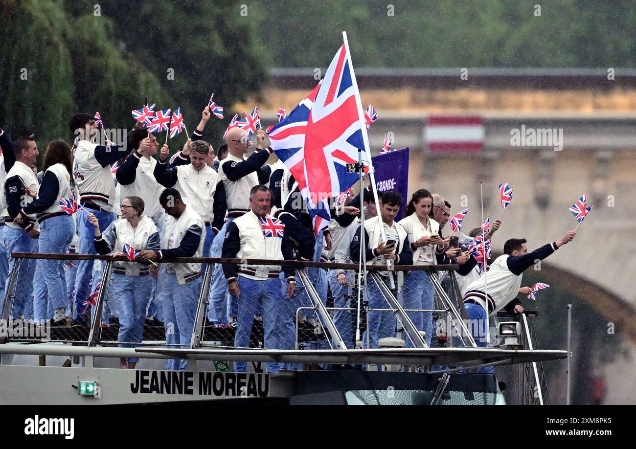 Great Britain flag bearers Tom Daley and Helen Glover and the Great ...