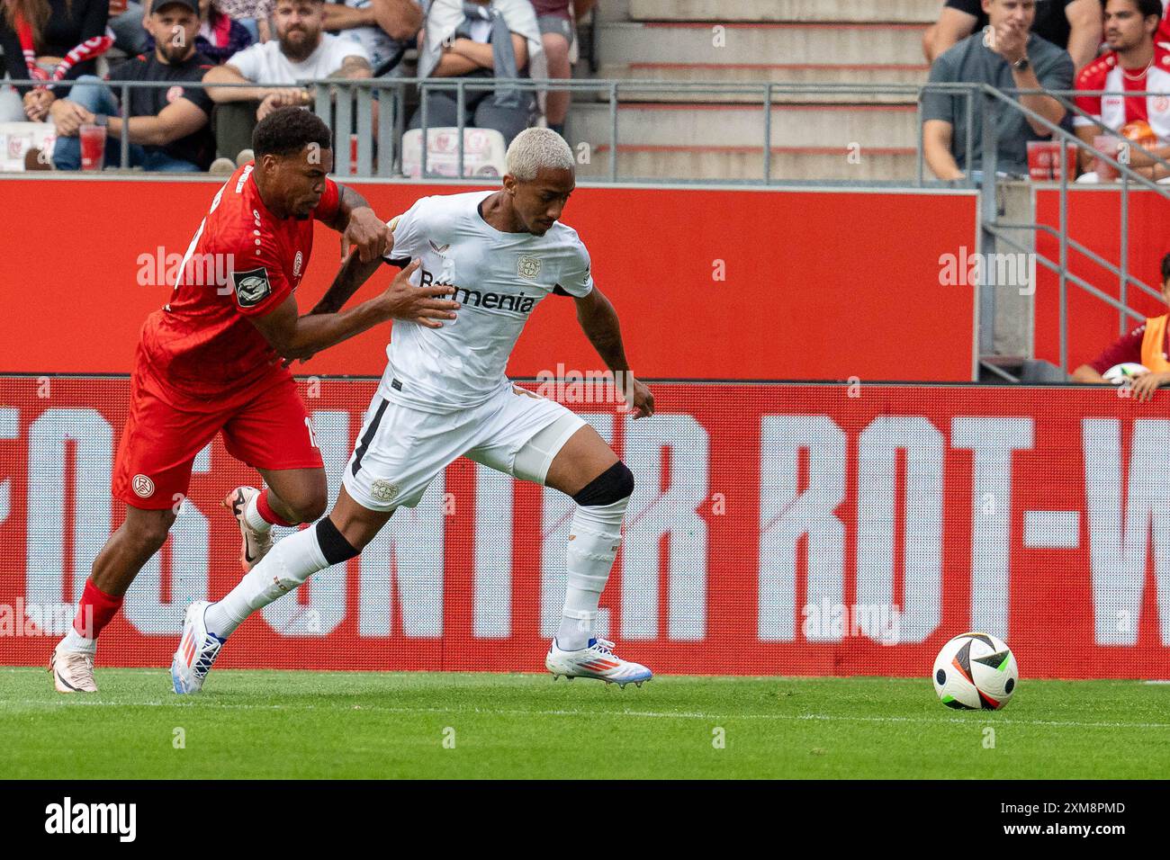 Zweikampf Arthur (Bayer 04 Leverkusen, #13), GER Rot-Weiss Essen vs ...