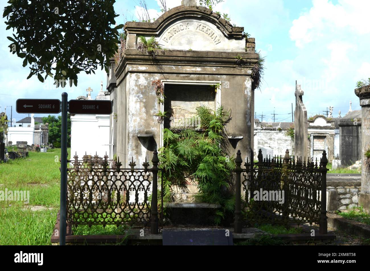 Above ground concrete tombs hi-res stock photography and images - Alamy