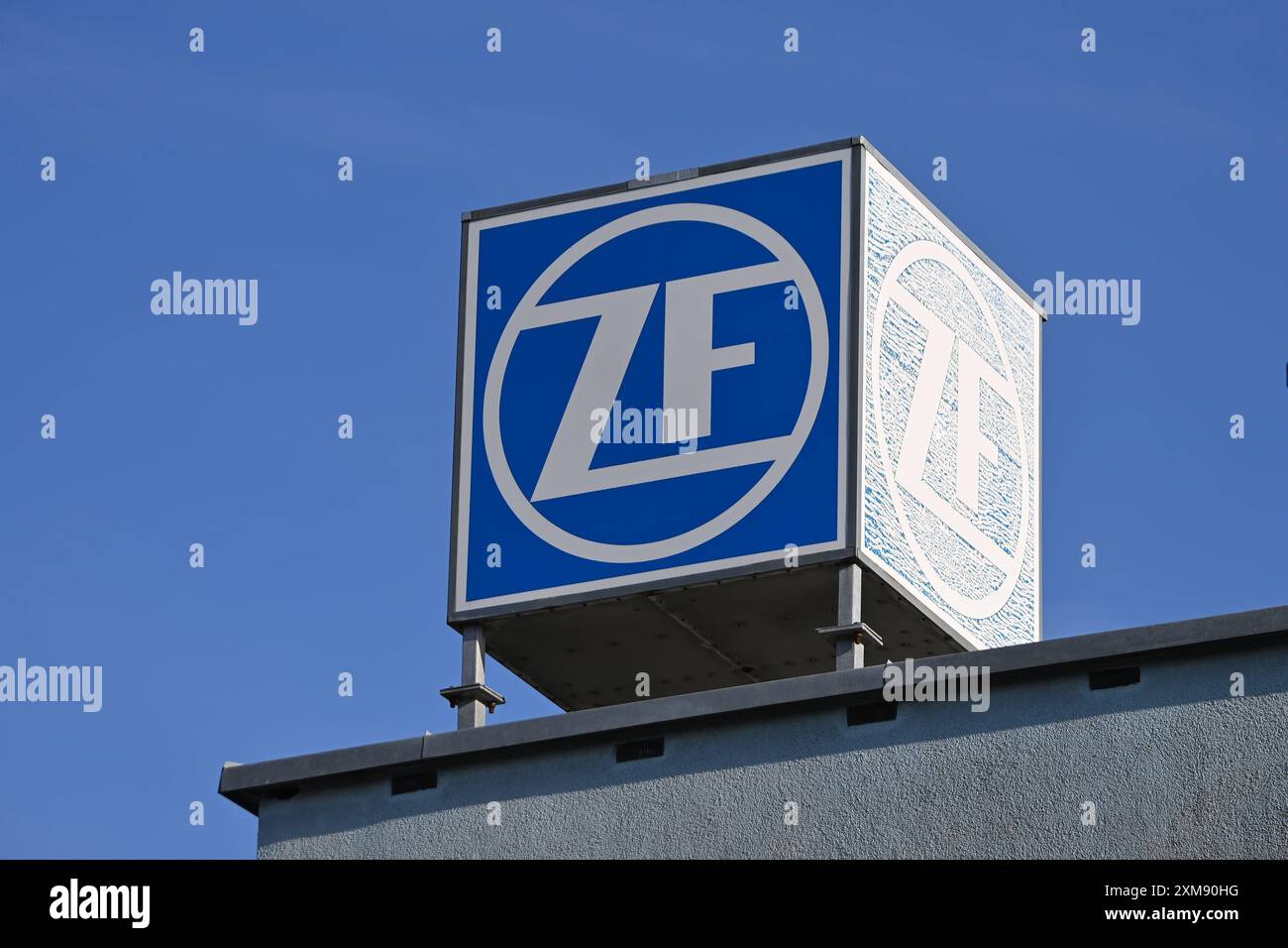 Zf logo hi-res stock photography and images - Alamy