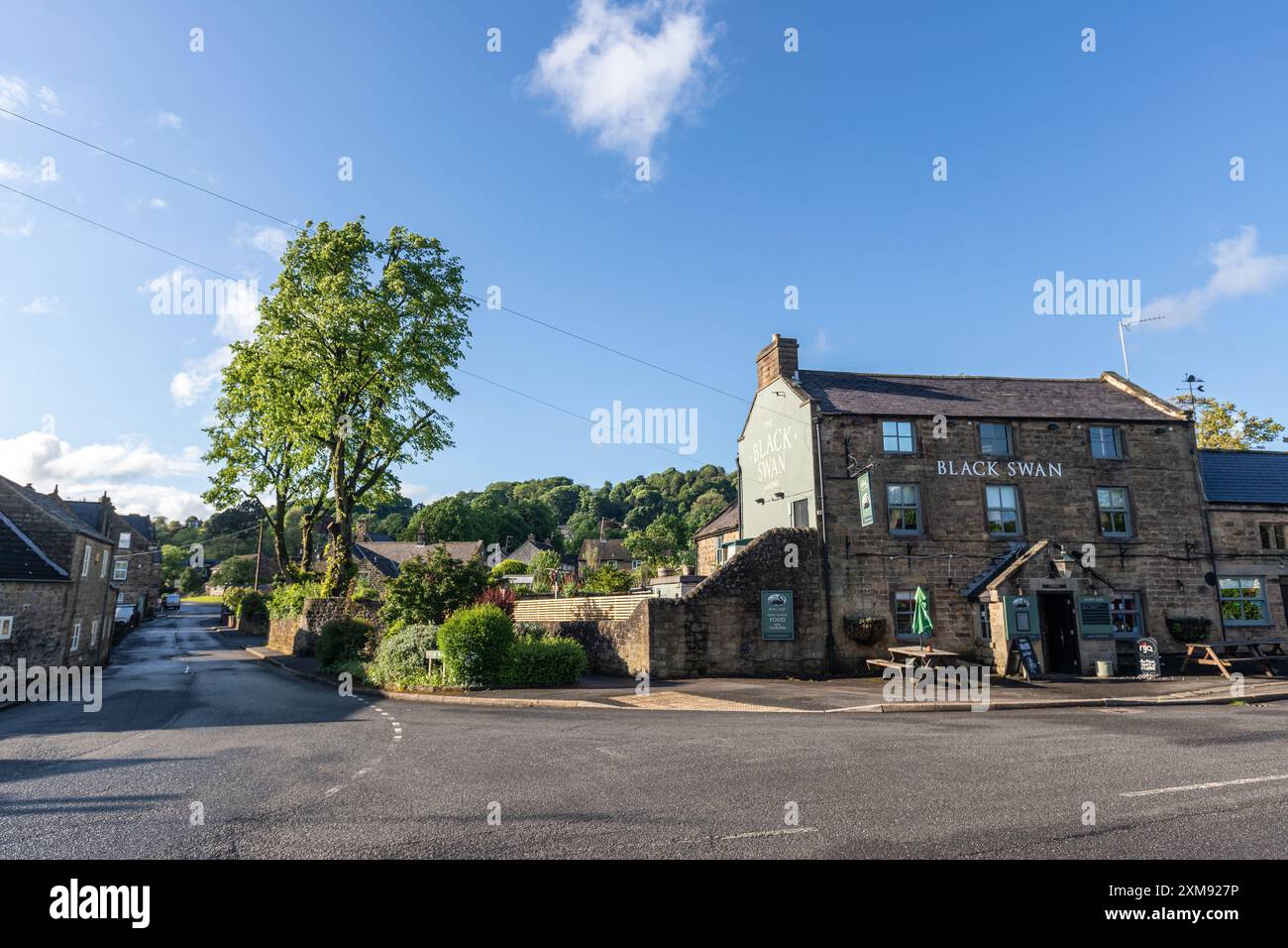 Black swan pub hi-res stock photography and images - Alamy