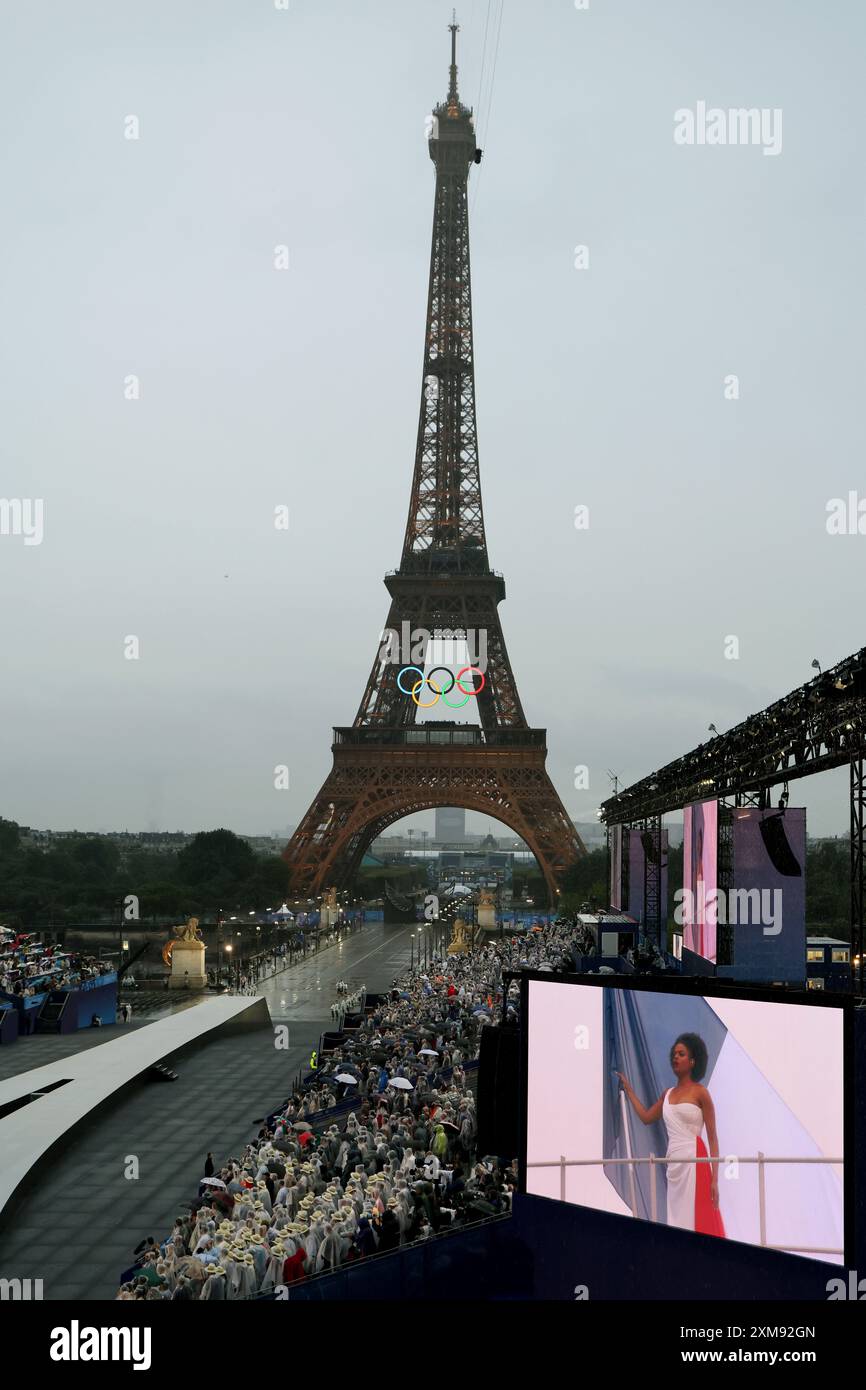 (240726) -- PARIS, July 26, 2024 (Xinhua) -- Attendees watch French ...