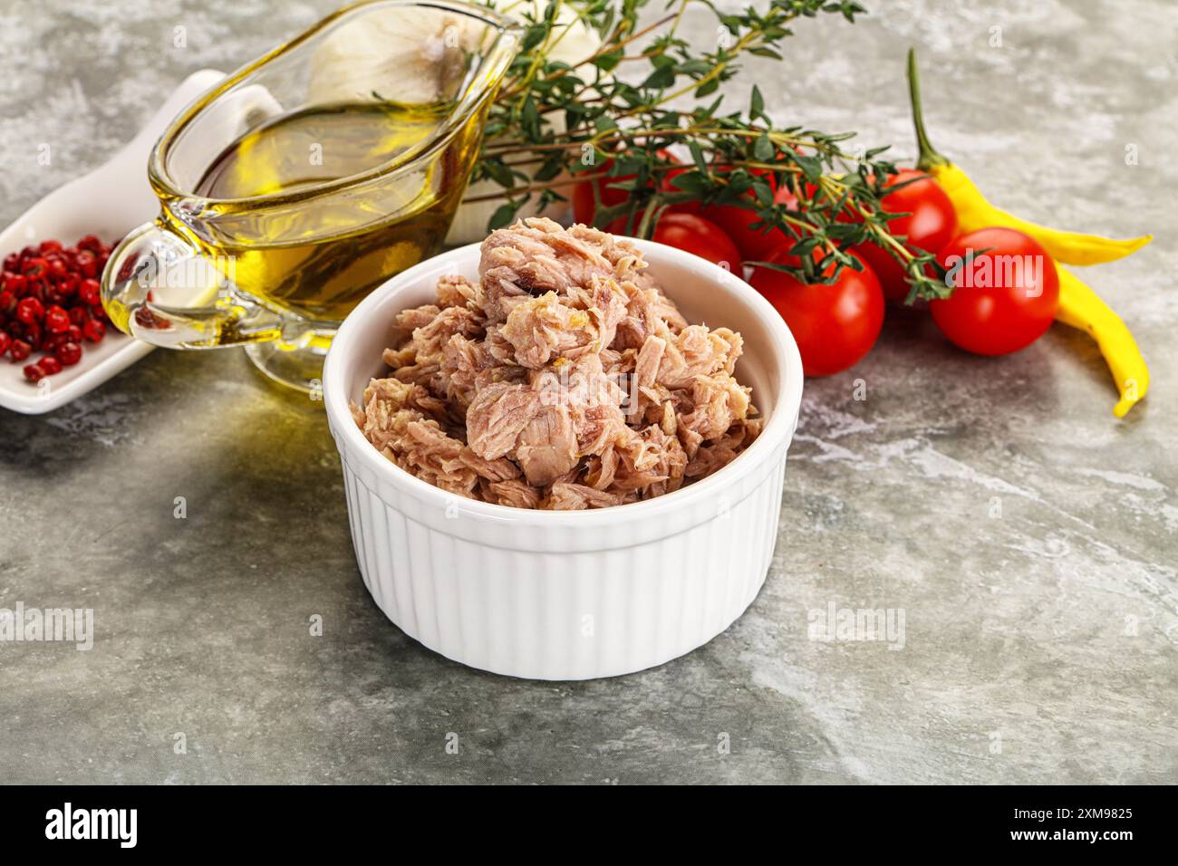 Canned tuna fillet with oil for salad Stock Photo - Alamy