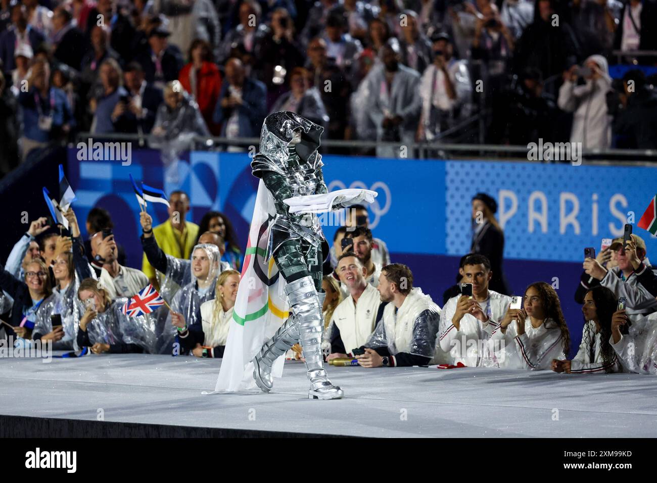 Olympische Fahne wird von einer Reiterin der Gendarmerie in den ...