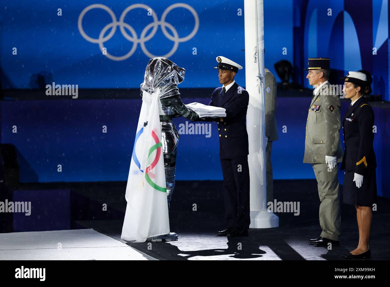 Olympische Fahne wird von einer Reiterin der Gendarmerie in den ...