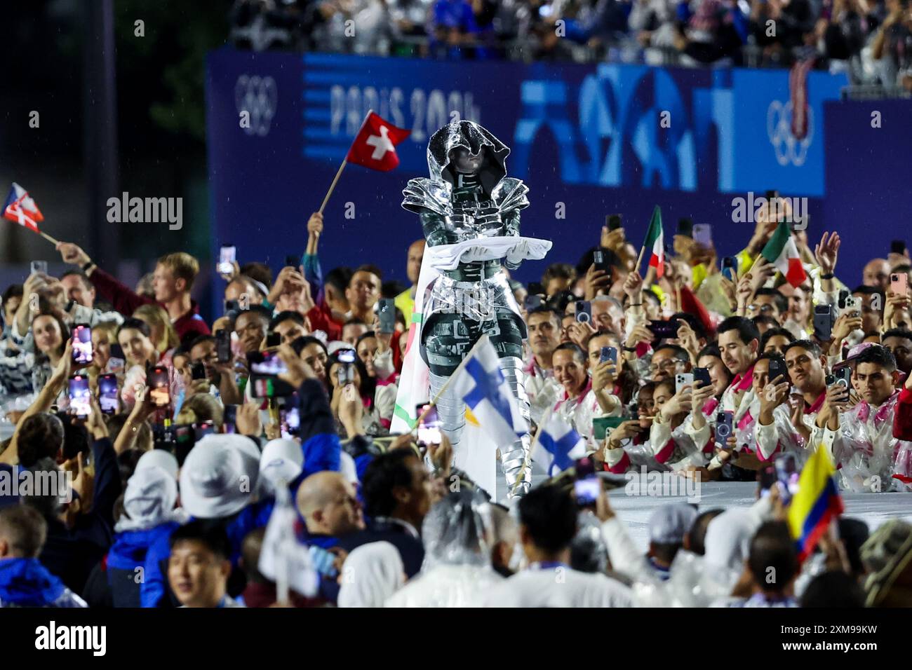 Olympische Fahne wird von einer Reiterin der Gendarmerie in den ...