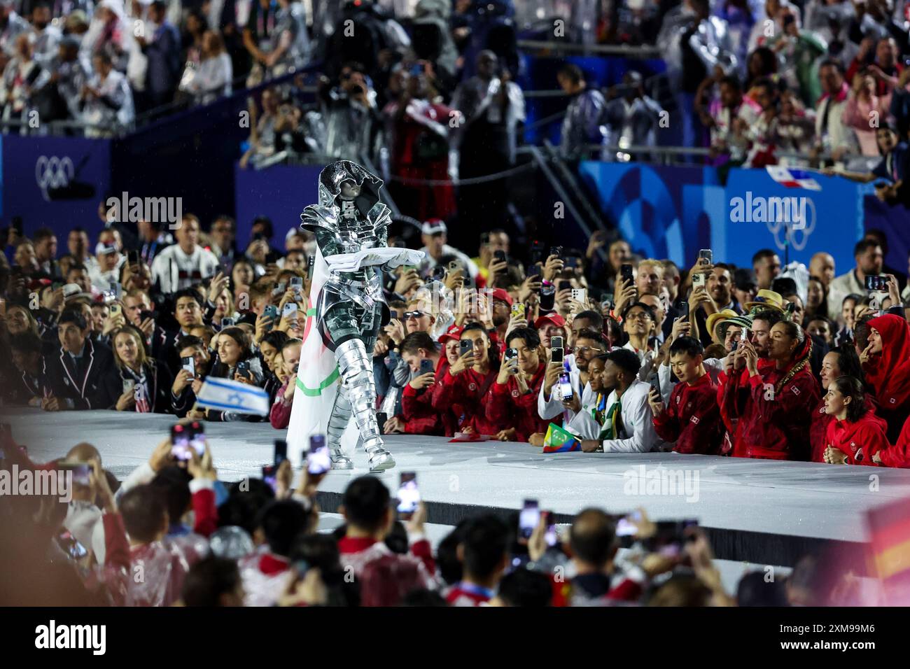 Olympische Fahne wird von einer Reiterin der Gendarmerie in den ...