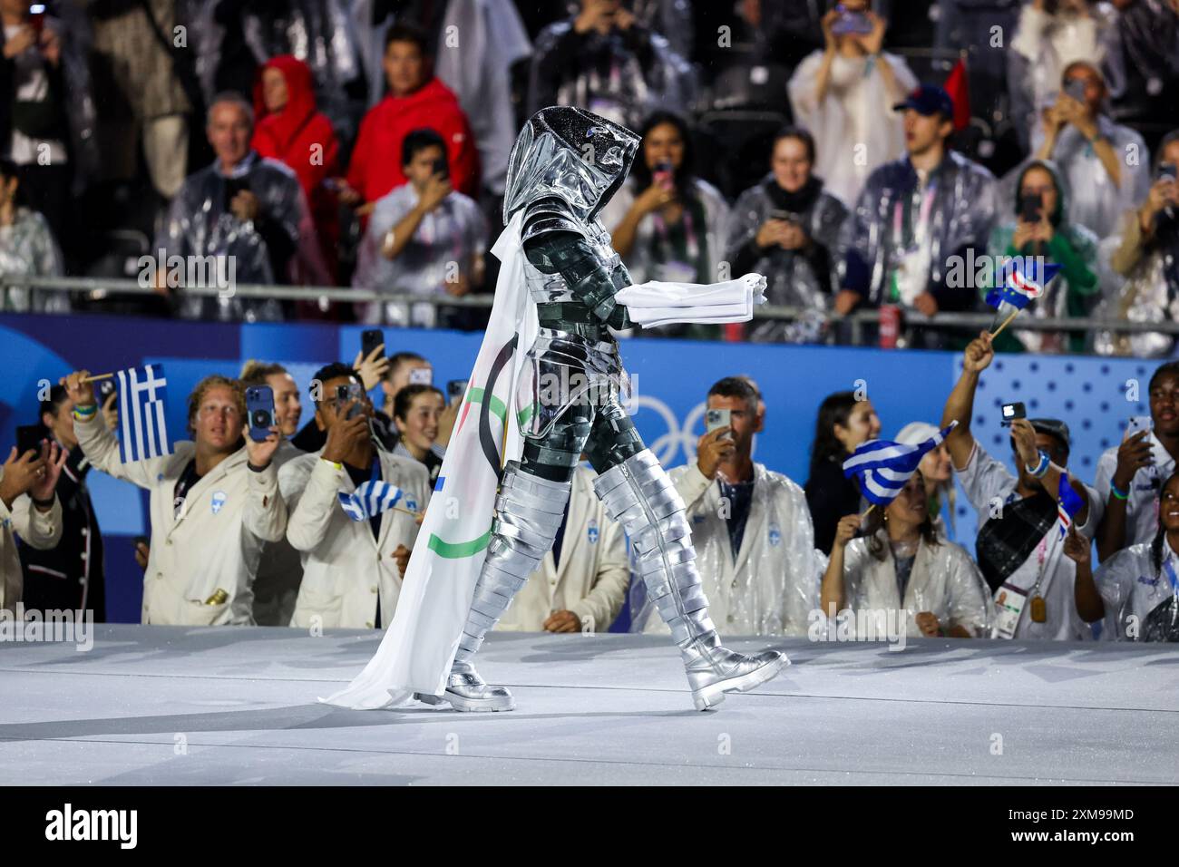 Olympische Fahne wird von einer Reiterin der Gendarmerie in den ...