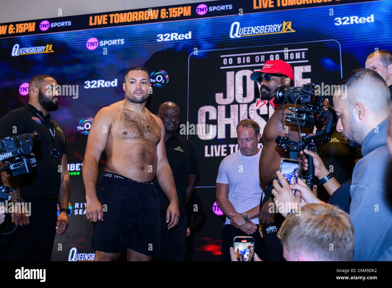 Heavyweight boxer derek chisora hi-res stock photography and images - Alamy