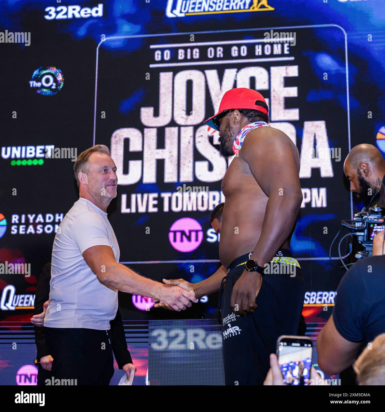 Heavyweight boxer derek chisora hi-res stock photography and images - Alamy