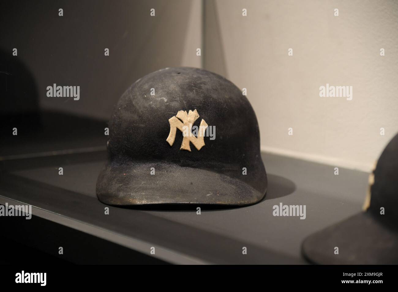 Yankees batting helmet hi-res stock photography and images - Alamy