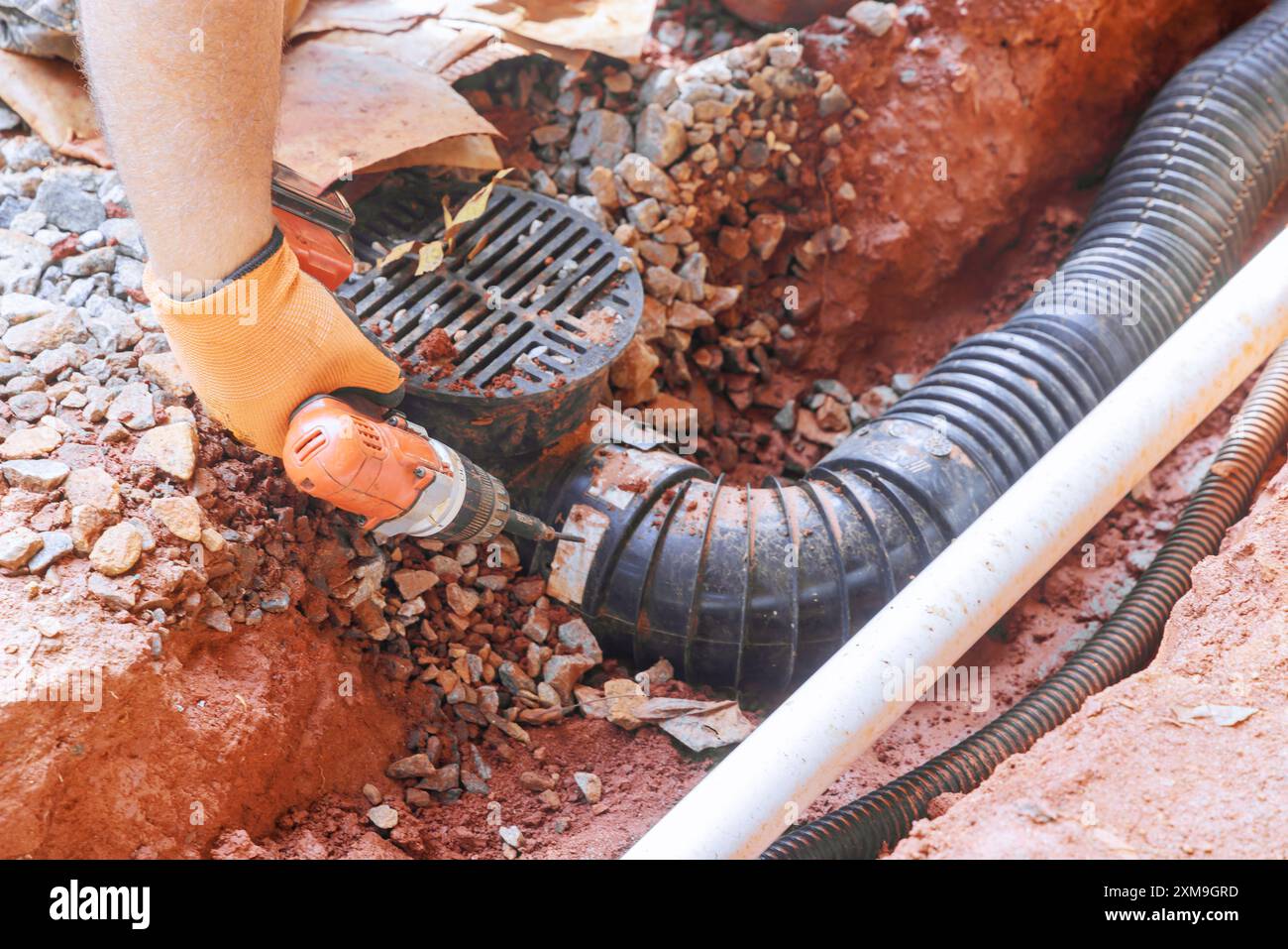 Underground mounting of drainage pipes for outflowing rainwater ...