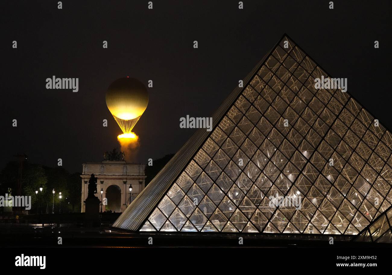 (240726) -- PARIS, July 26, 2024 (Xinhua) -- A balloon carrying the lit ...