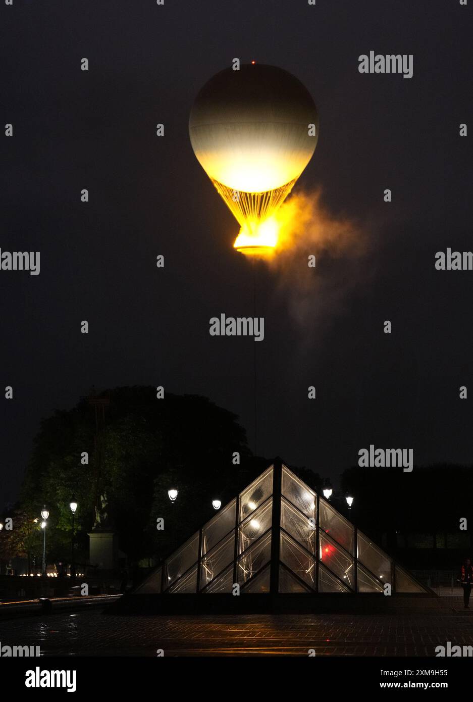 (240726) -- PARIS, July 26, 2024 (Xinhua) -- A balloon carrying the lit ...