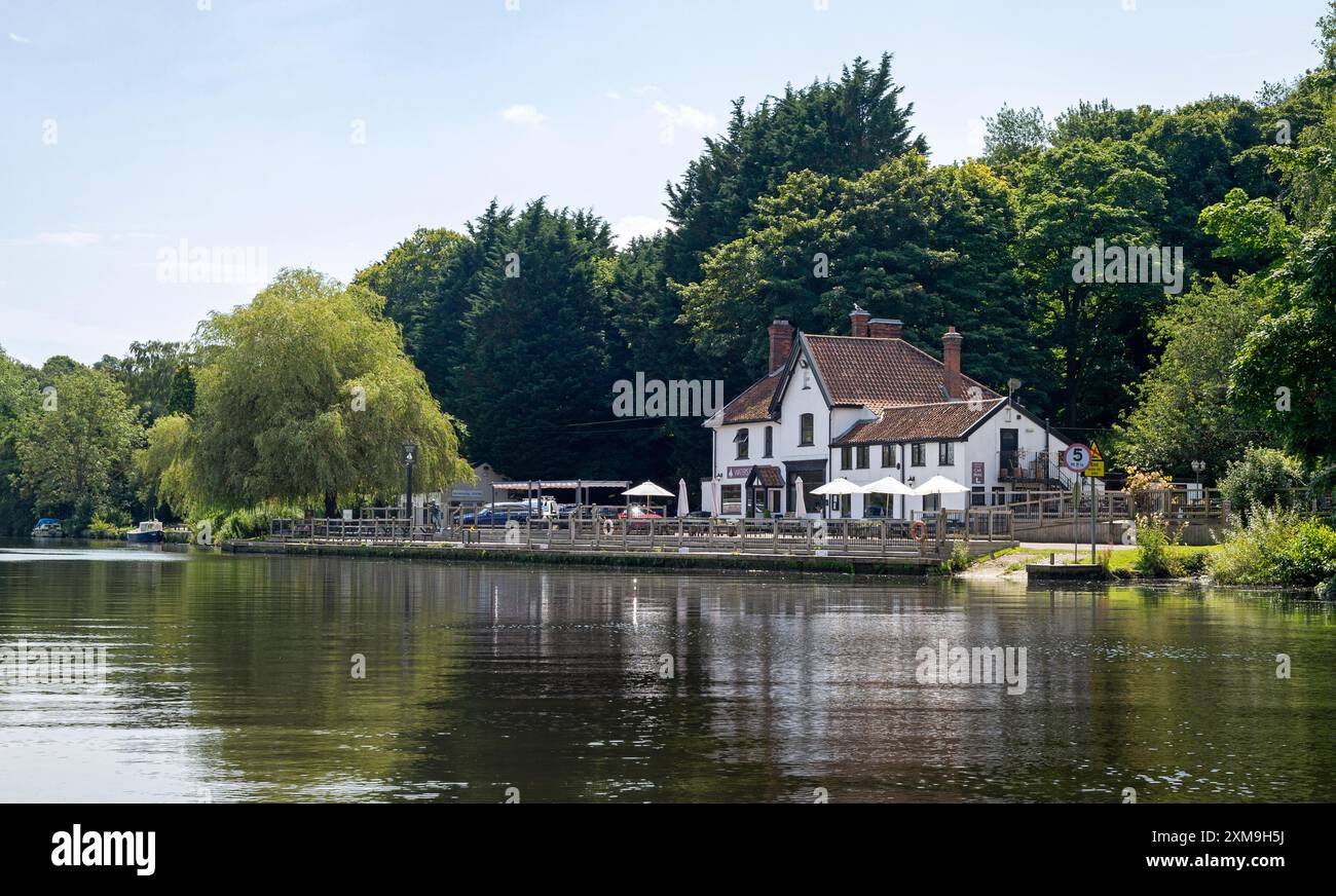 Water's edge pub norfolk hi-res stock photography and images - Alamy