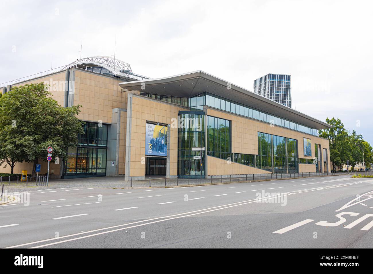 Haus der Geschichte in Bonn Das Haus der Geschichte an der Willy Brandt ...