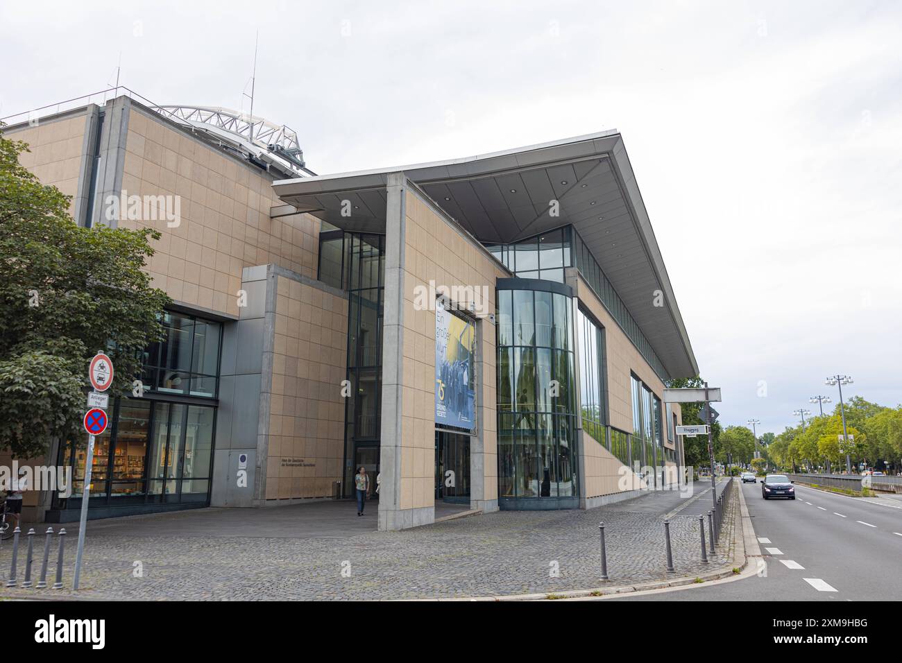 Haus der Geschichte in Bonn Das Haus der Geschichte an der Willy Brandt ...