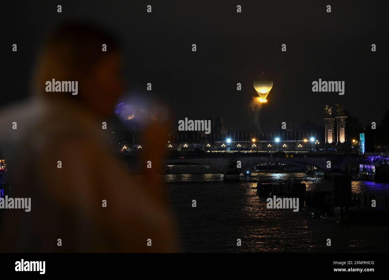 (240726) -- PARIS, July 26, 2024 (Xinhua) -- A balloon carrying the lit ...