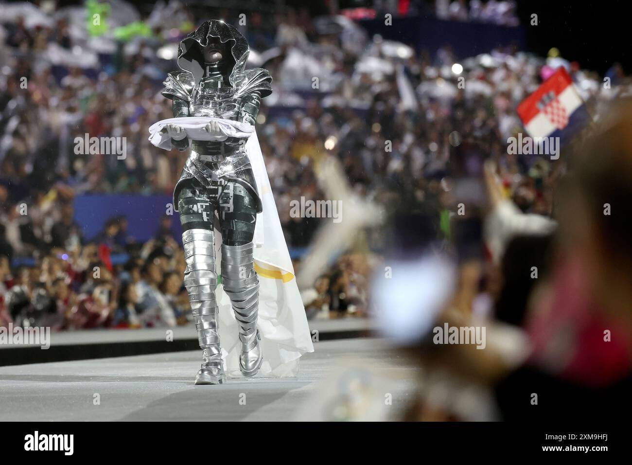 (240726) -- PARIS, July 26, 2024 (Xinhua) -- The Olympic Flag is ...