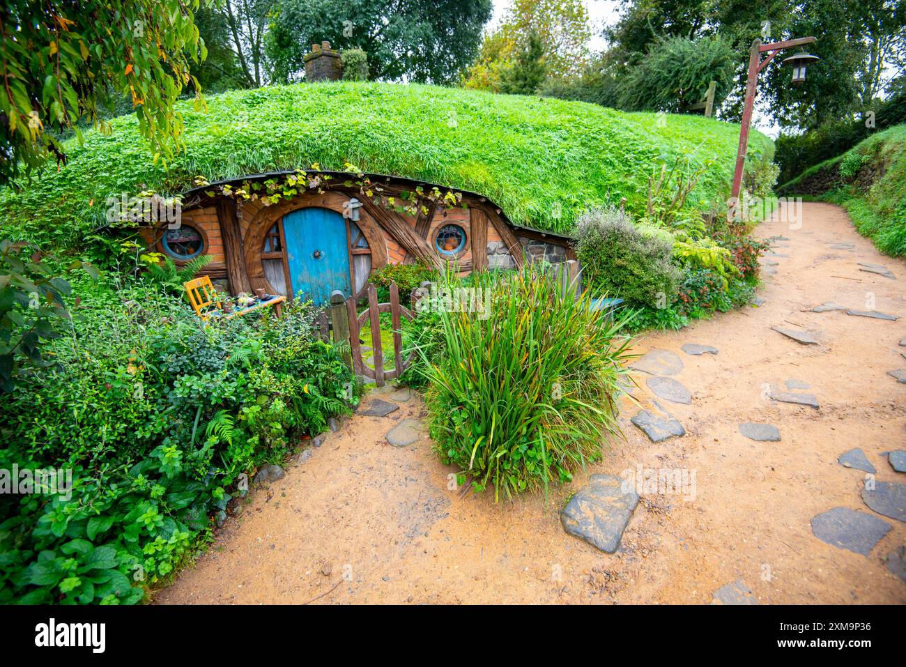 Hobbit Hole in Matamata - New Zealand Stock Photo - Alamy