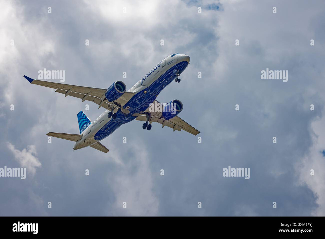 JetBlue 3877 : A JetBlue Airways (B6) Airbus A220-300 approaches New ...