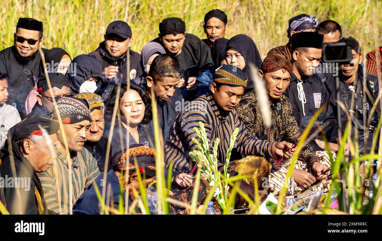 Javanese people pray during the Larungan ceremony on Mount Kelud Stock ...