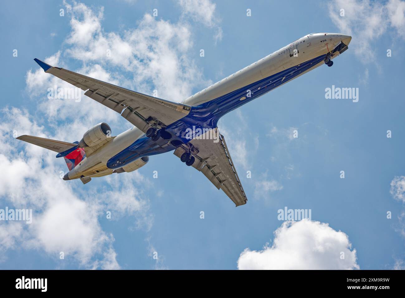 Delta Connection 914 : A Delta Connection (DL) Bombardier CRJ-900 ...