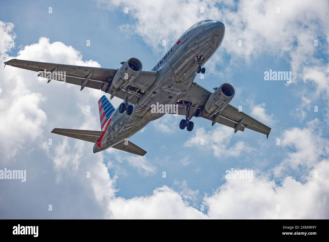 American N804AW : An American Airlines Airbus A319 approaches New York ...