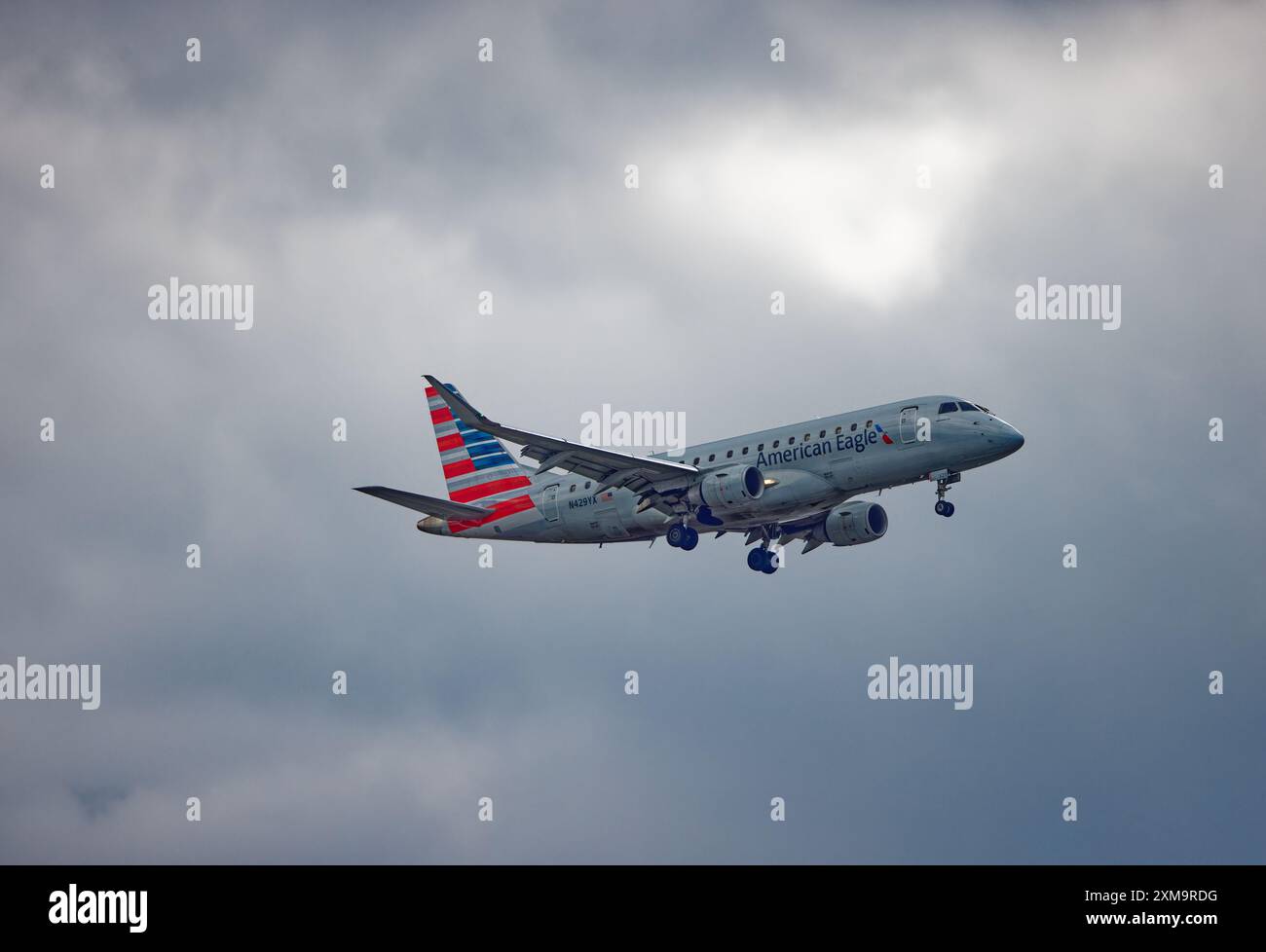 American Eagle N429YX : An American Eagle (AA) Embraer 175 approaches ...