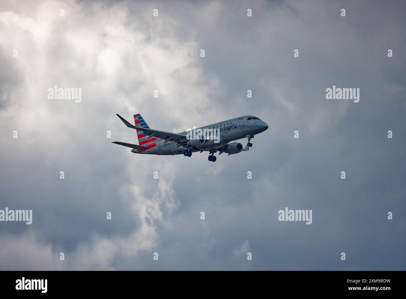 American Eagle N429YX : An American Eagle (AA) Embraer 175 approaches ...
