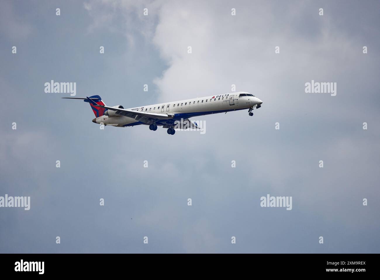 Delta Connection 933 : A Delta Connection (DL) Bombardier CRJ-900 ...