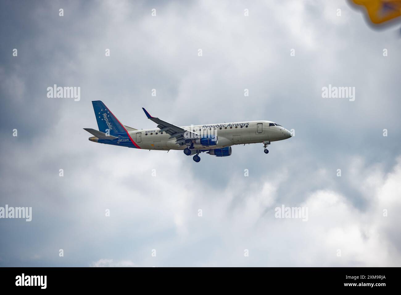Republic 403: A Republic Airways (YX) Embraer 175 approaches New York ...