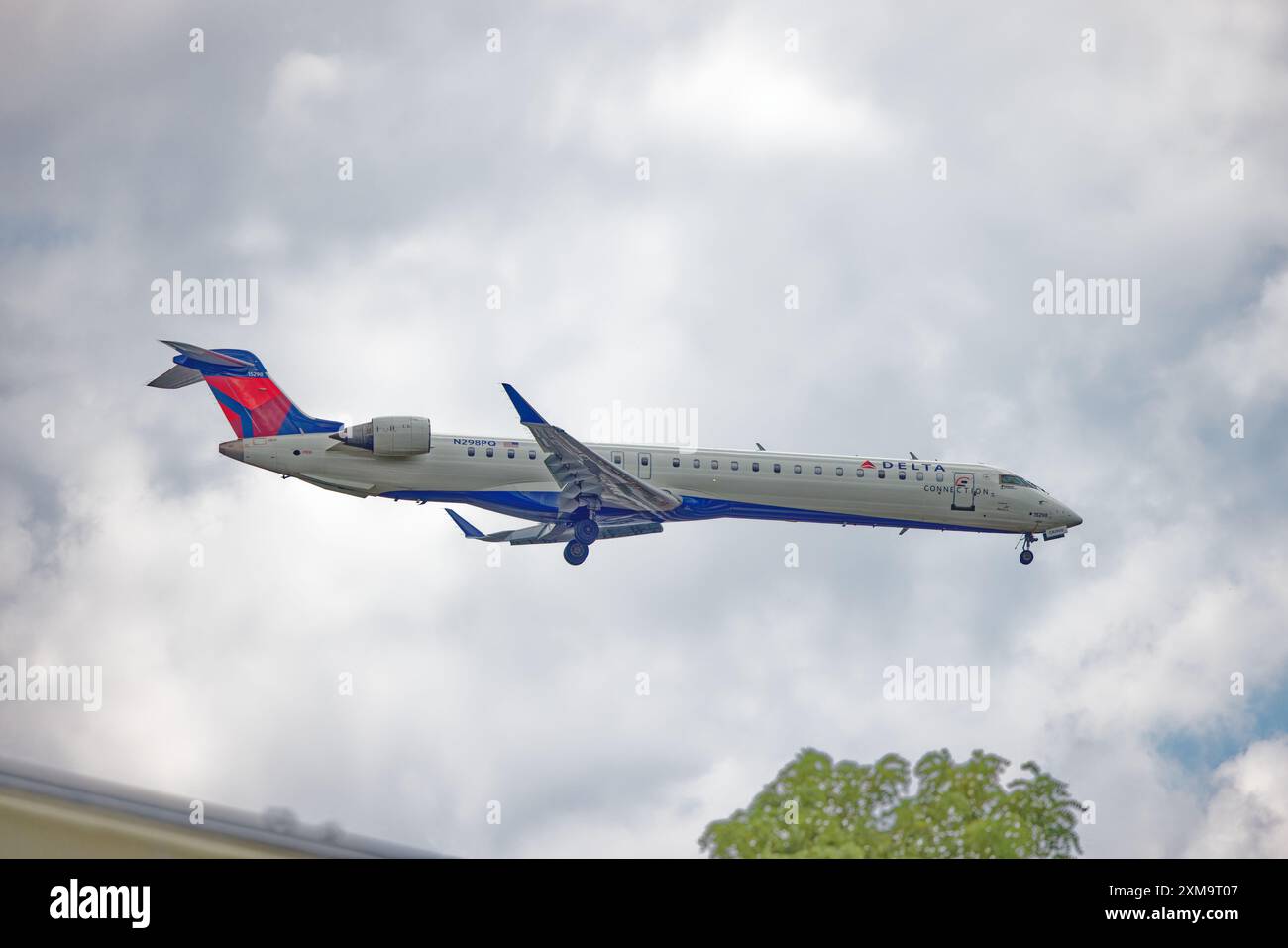 Delta Connection 15298 : A Delta Connection (DL) Bombardier CRJ-900 ...