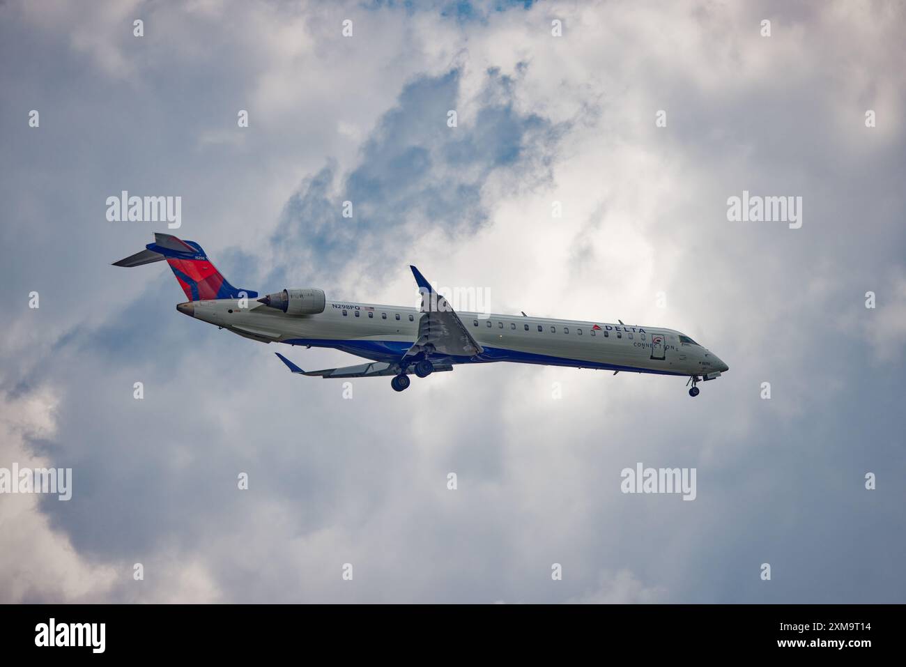 Delta Connection 15298 : A Delta Connection (DL) Bombardier CRJ-900 ...