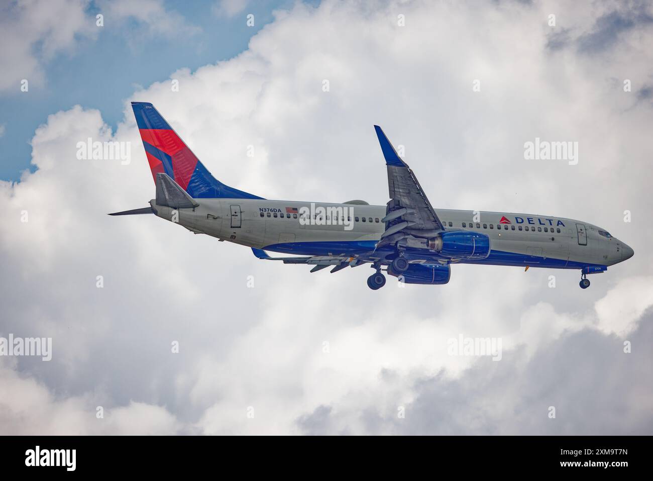 Delta 3706 : A Delta Air Lines (DL) Boeing 737-800 approaches New York ...