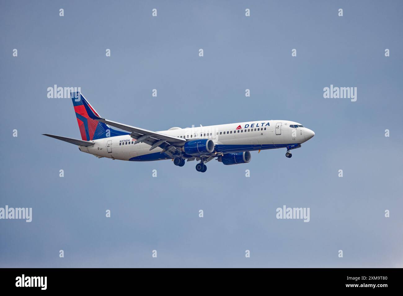 Delta 3706 : A Delta Air Lines (DL) Boeing 737-800 approaches New York ...