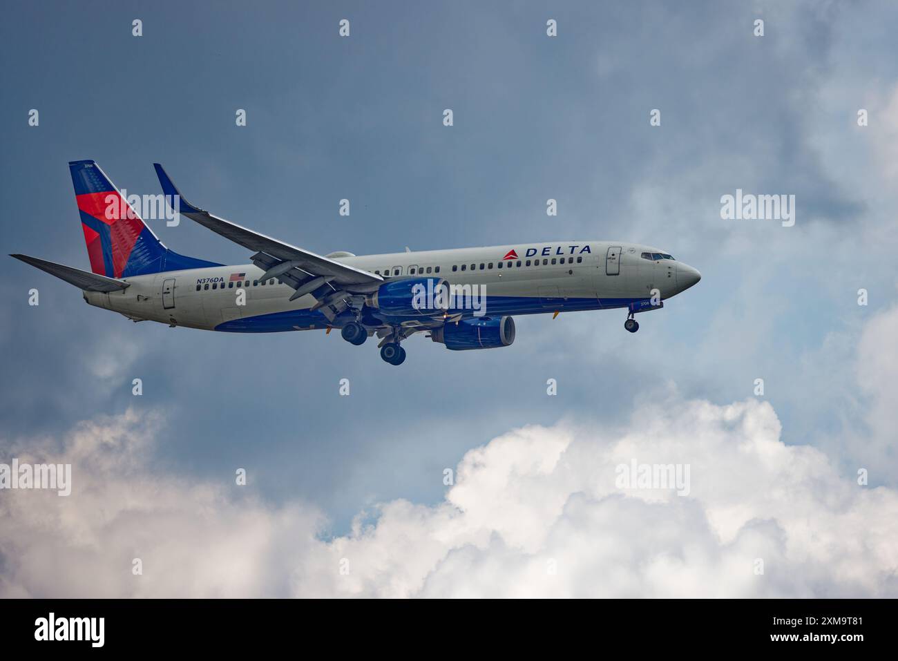 Delta 3706 : A Delta Air Lines (DL) Boeing 737-800 approaches New York ...