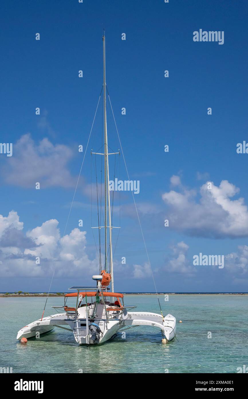 Catamaran at anchor, Tikehau, Atoll, Tuamotu Archipelago, Tuherahera ...