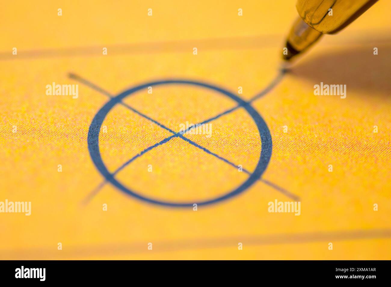 Circle and cross hi-res stock photography and images - Alamy