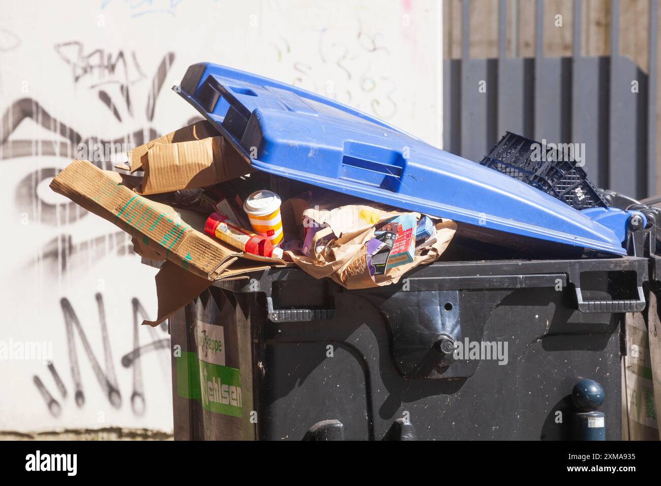 Rubbish container hi-res stock photography and images - Alamy
