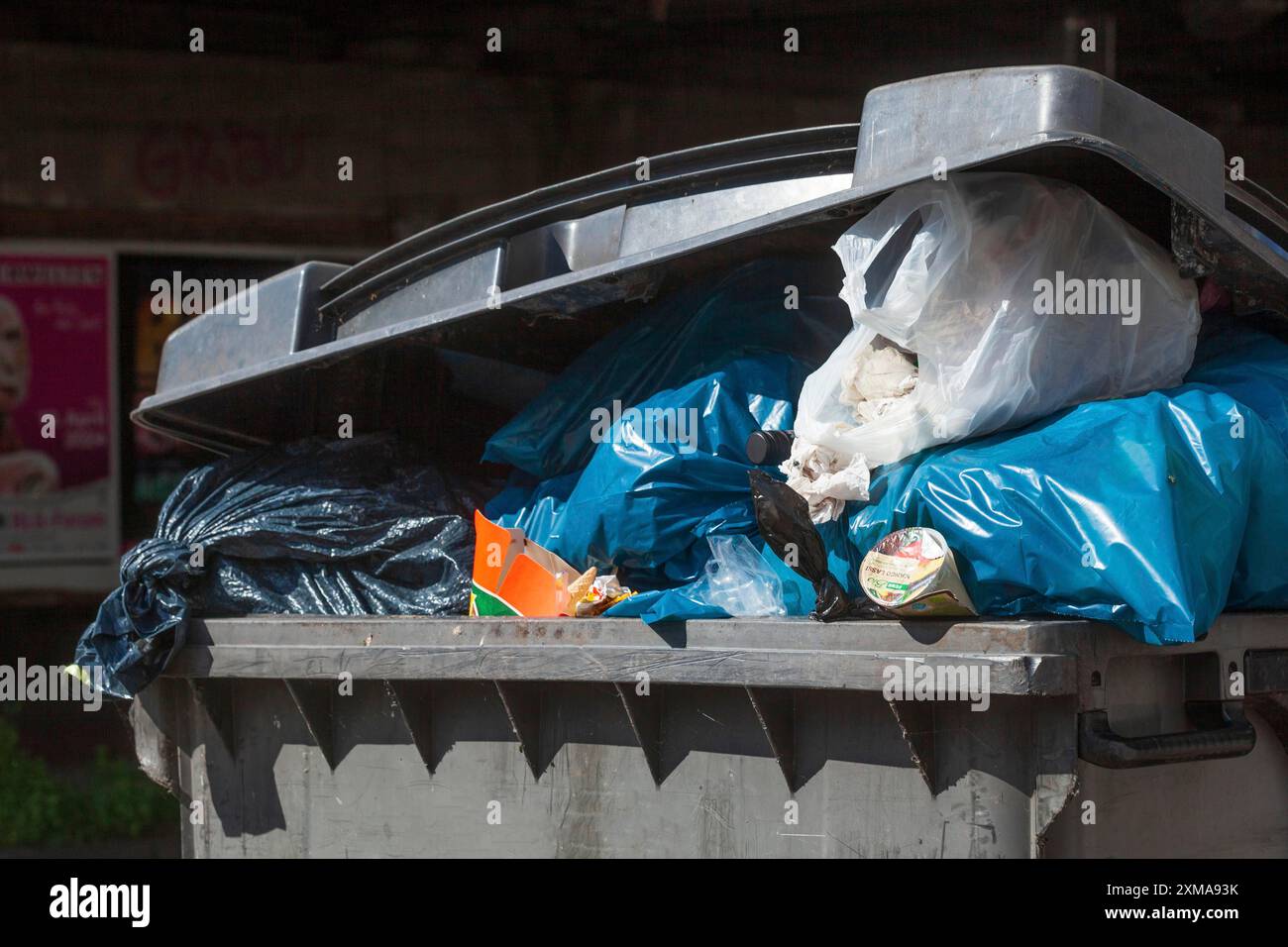 Rubbish container hi-res stock photography and images - Alamy