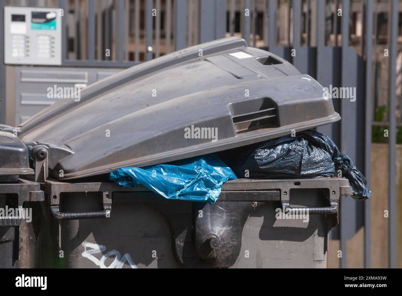 Rubbish container hi-res stock photography and images - Alamy