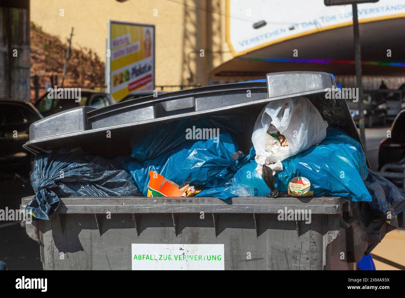 Rubbish container hi-res stock photography and images - Alamy
