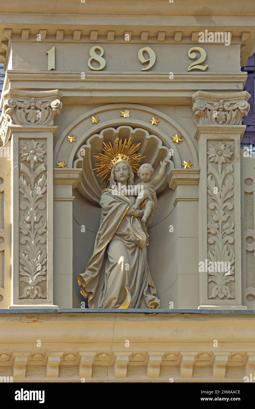 Madonna figure with the year 1892 on the Gildehaus, floral decorations ...